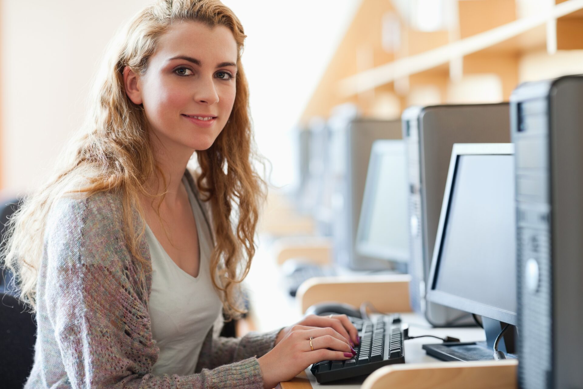 Girl at PC – flipped | Monitor BM - Transaction Management